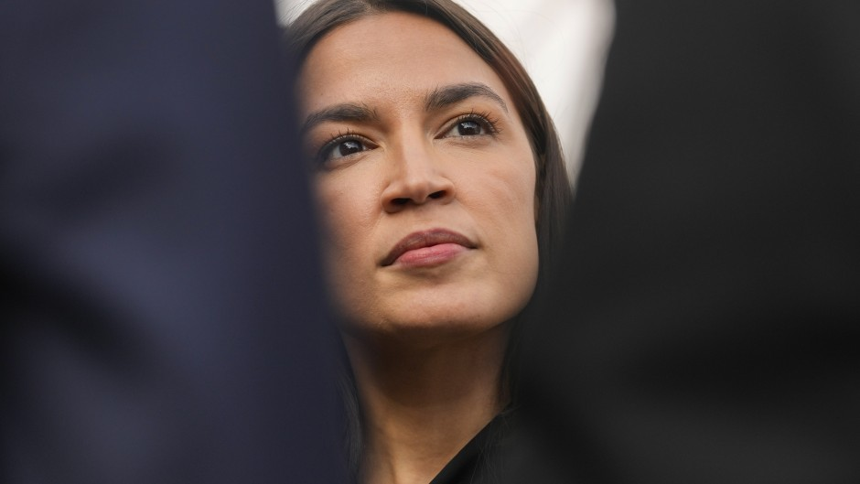 AOC confiesa que el poder la cambió y le pide a la izquierda que se ...